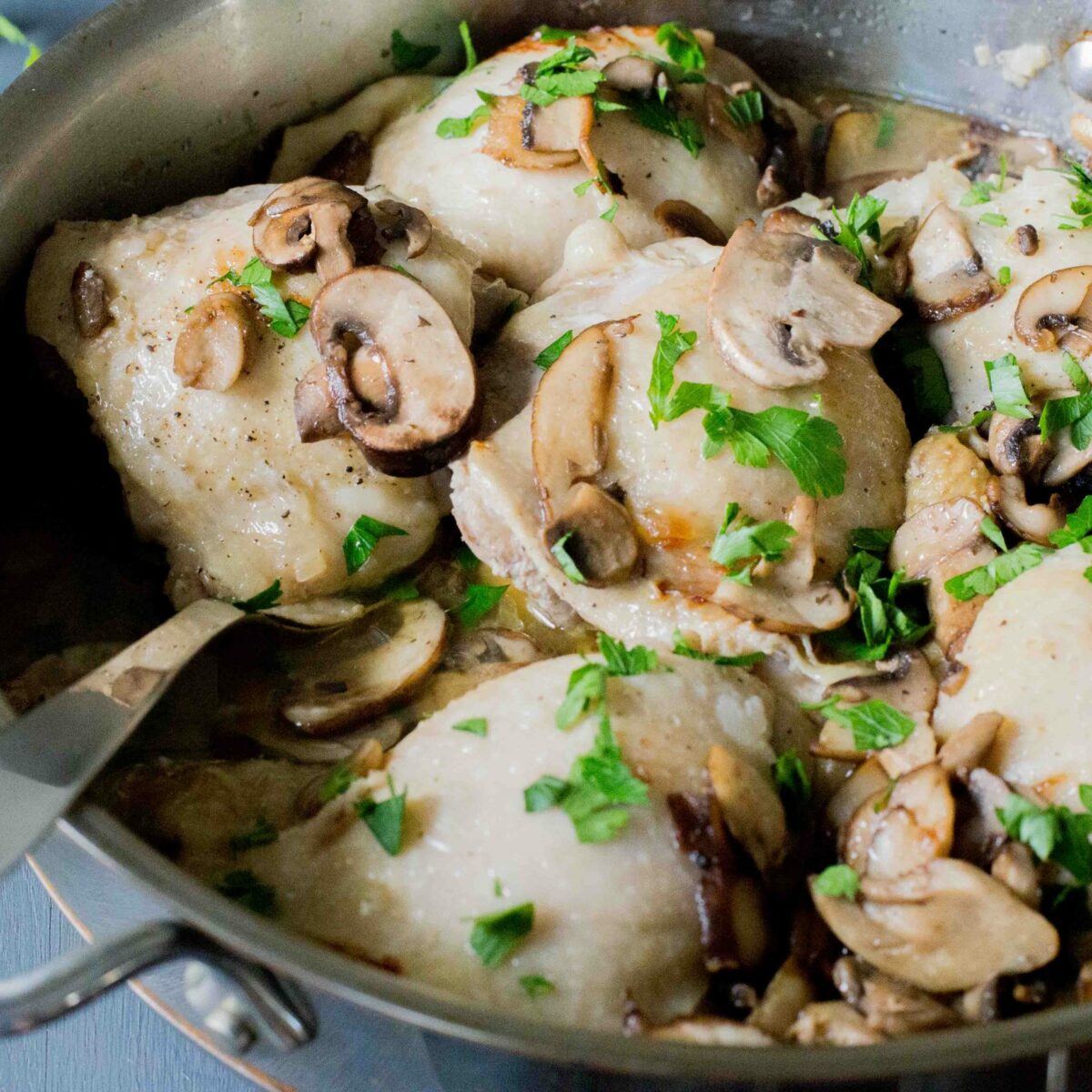 Pollo con champiñones - La Cocina Chilena de Pilar Hernández